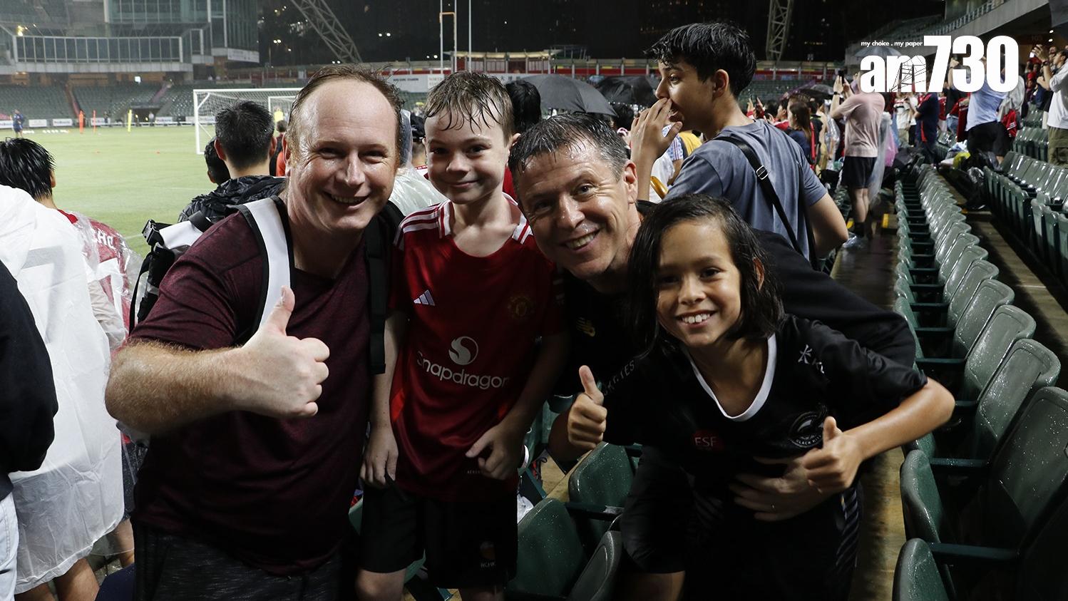 曼聯訪香港｜艾摩廉「識做」送足球 球員任影任簽 | am730